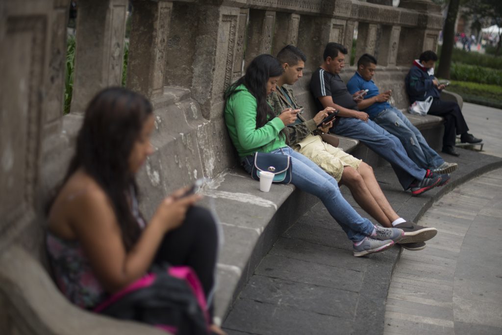 8 de cada 10 personas usan el celular para buscar empleo